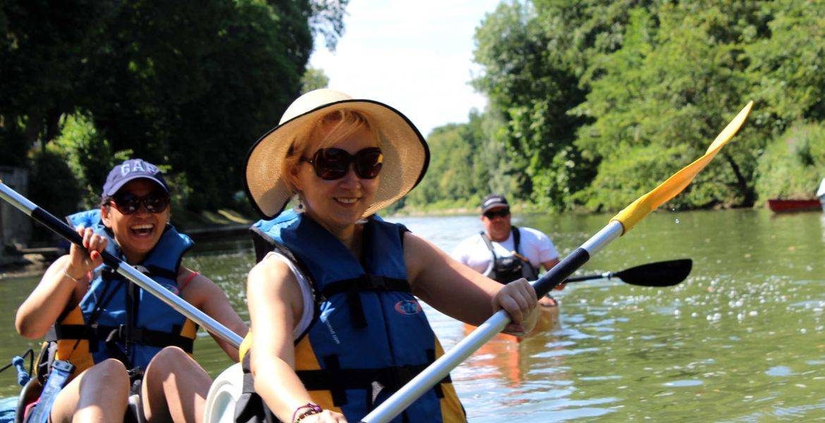 Team Building kayaking Canoeing Impressionist Lights near paris